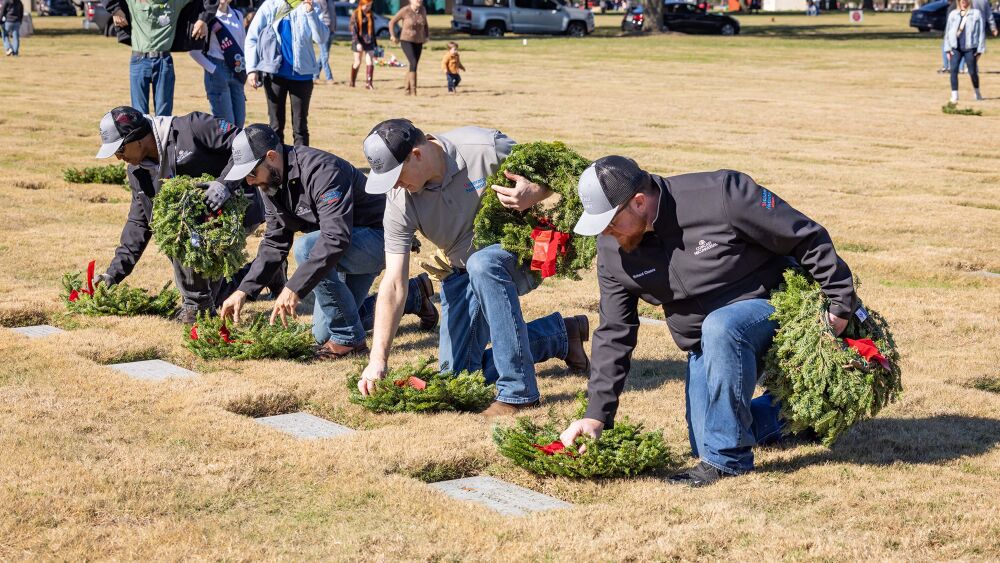 Comcast Volunteers Honor Veterans and Military Families on Wreaths ...